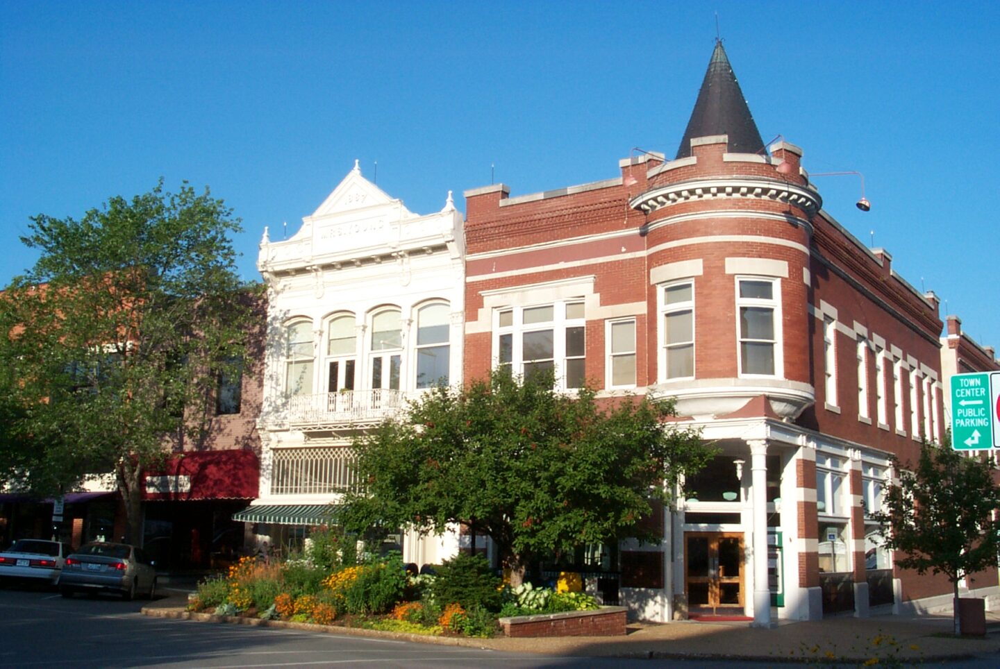 Fayetteville Main Branch | Farmers and Merchants Bank
